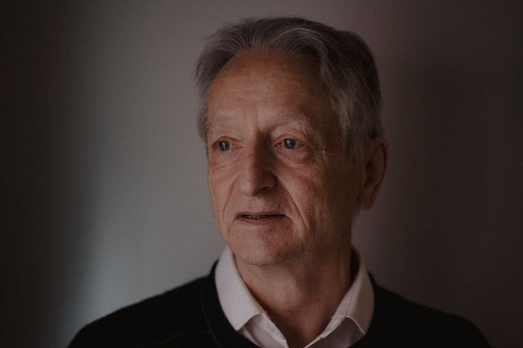 “Bapak AI” Geoffrey Hinton Raih Penghargaan Nobel Fisika 2024 - CODEPOLITAN “Bapak AI” Geoffrey Hinton Raih Penghargaan Nobel Fisika 2024 - CODEPOLITAN